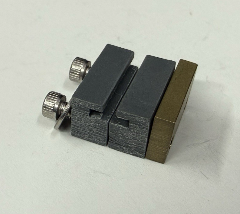 Acme 1100RC Brass Long Insulating Rail Clamp (1) – MKN Trains